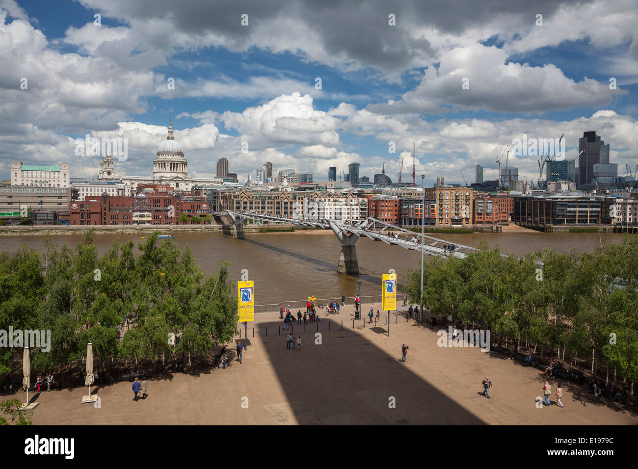 Millennium bridge london skyline buildings hi-res stock photography and ...
