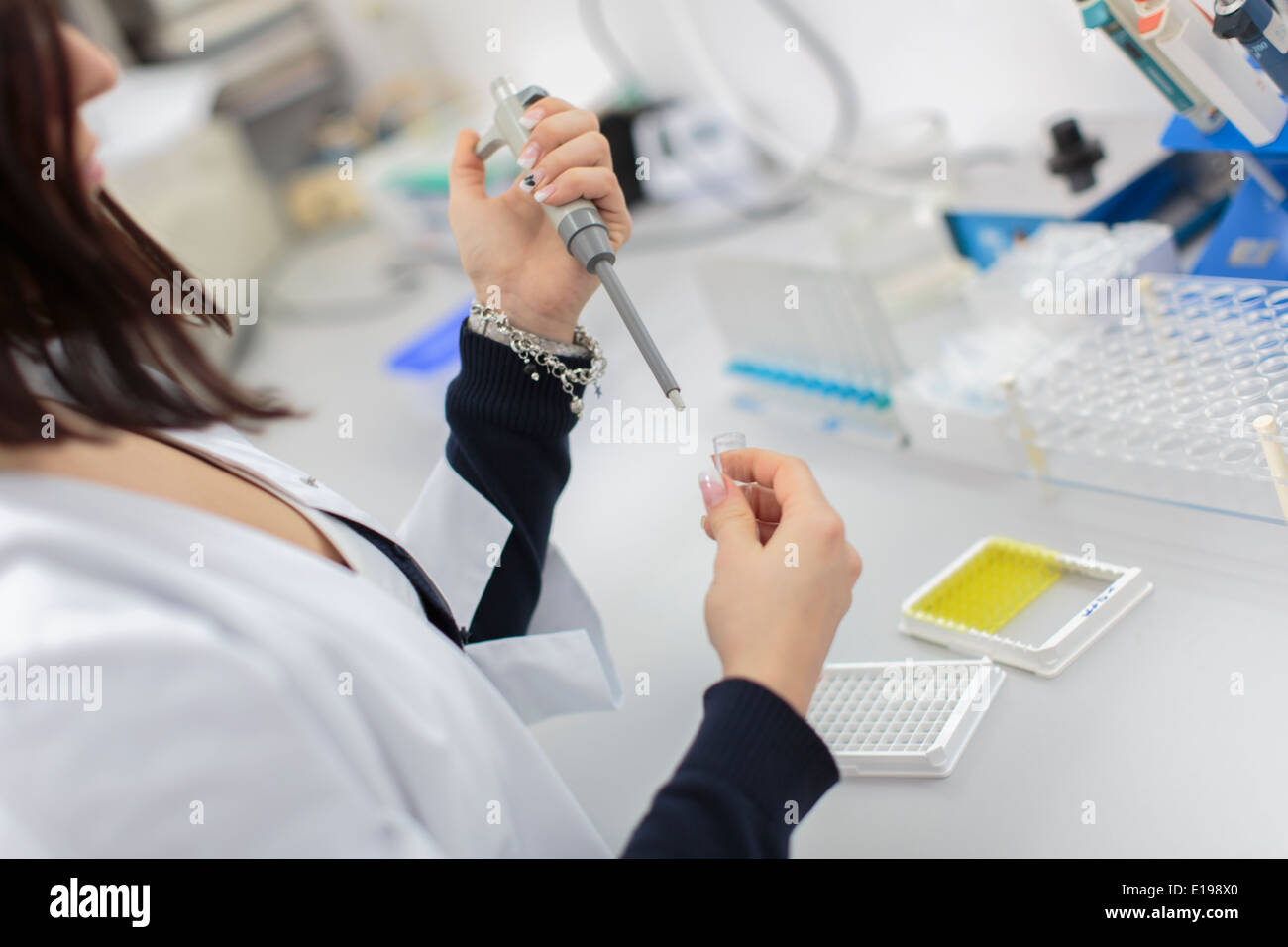 Young woman in the medical laboratory Stock Photo - Alamy