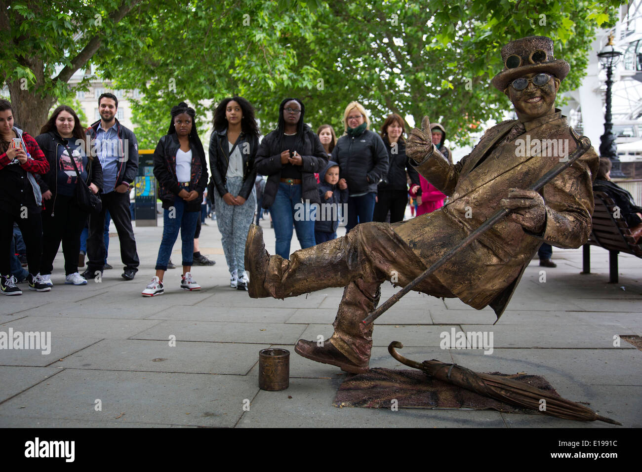 Street Performer Living Statue High Resolution Stock Photography and ...