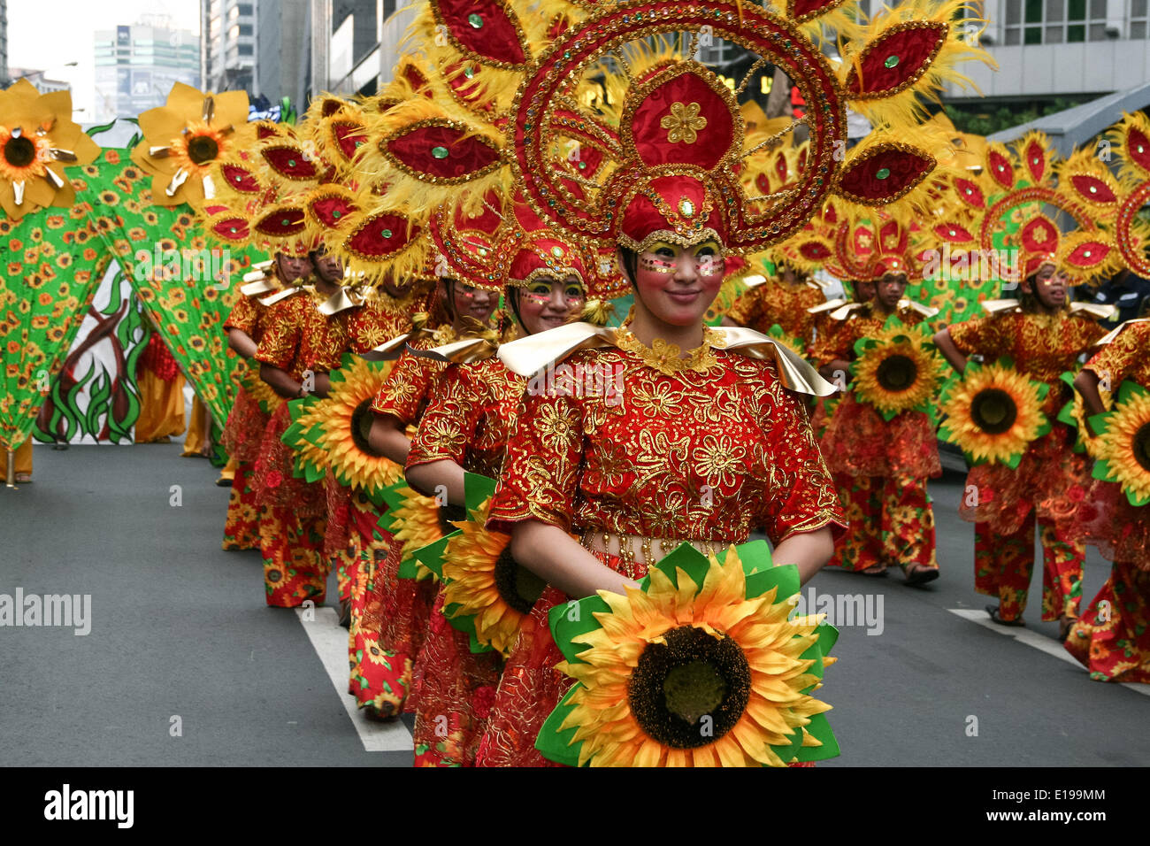 Makati City, Philippines. 27th May 2014. A group of students in ...