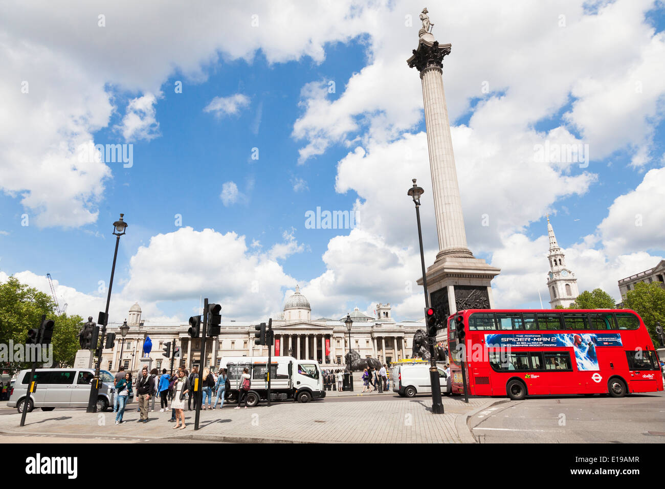 Trafalgar square nelson's column bus hi-res stock photography and ...