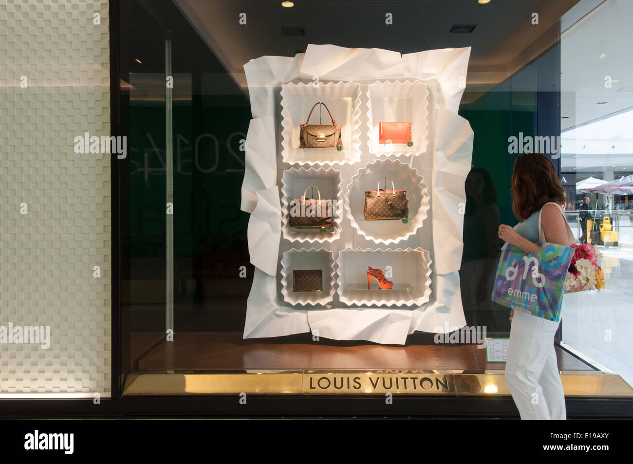 Lifestyle center storefront boutique hi-res stock photography and ...