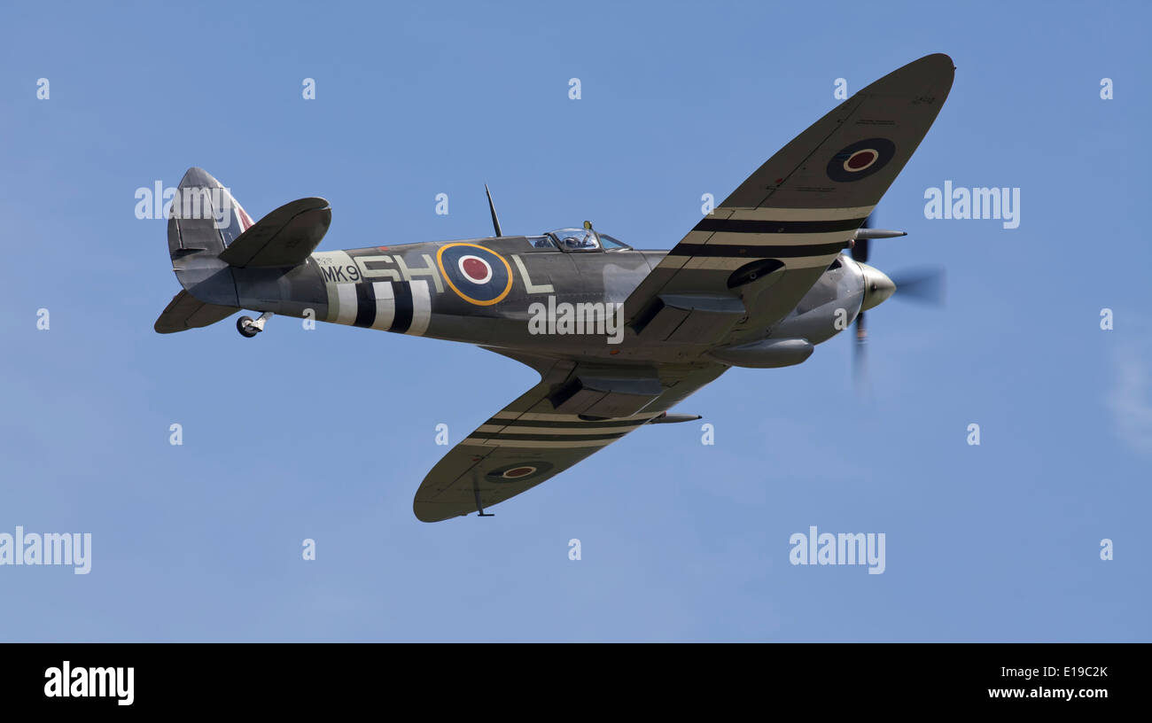 Aircraft pass hi-res stock photography and images - Alamy