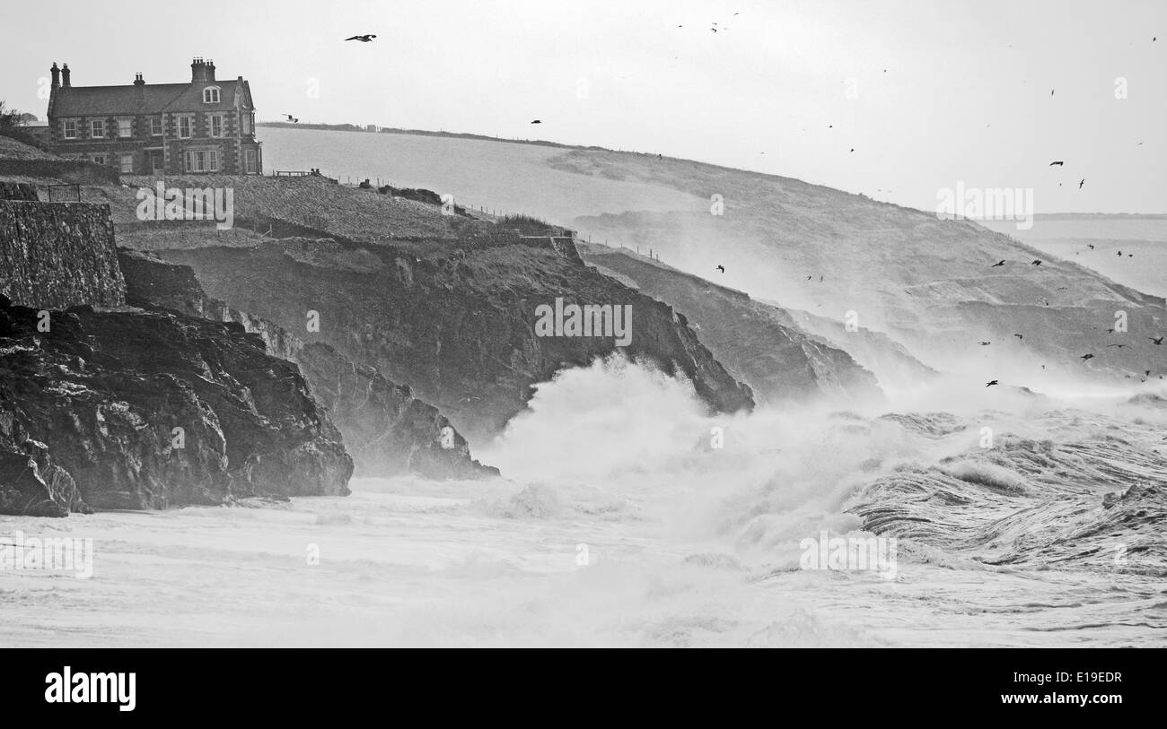 Porthleven storm hi-res stock photography and images - Alamy