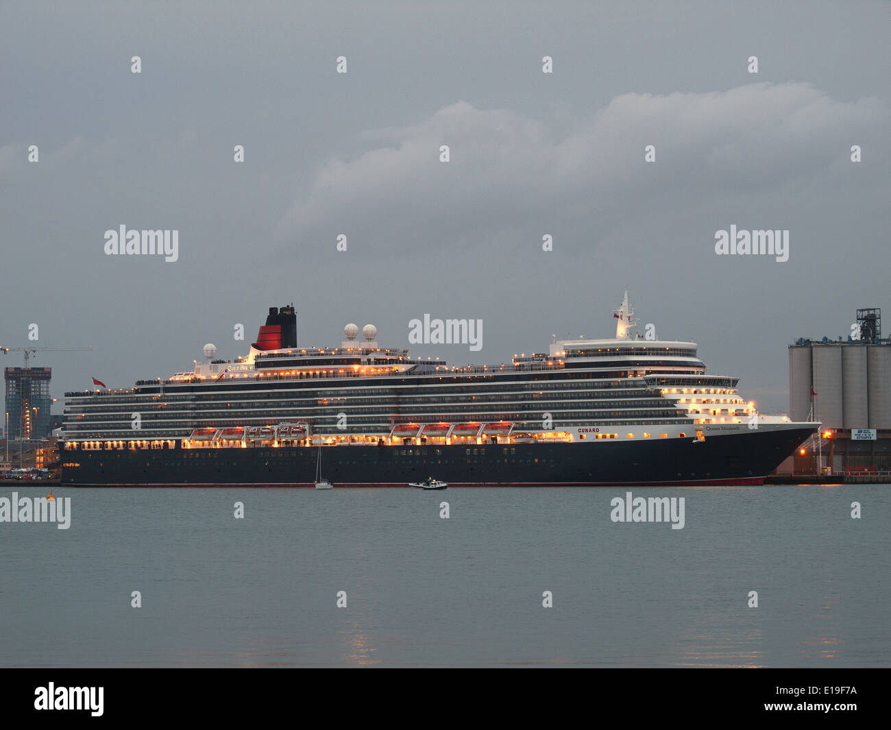 Queen victoria and queen mary 2 hi-res stock photography and images - Alamy