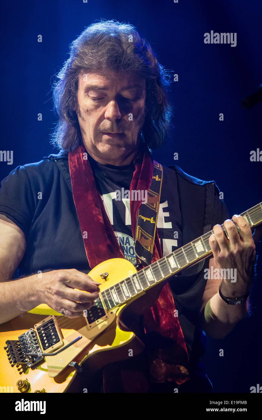 Steve hackett genesis hi-res stock photography and images - Alamy