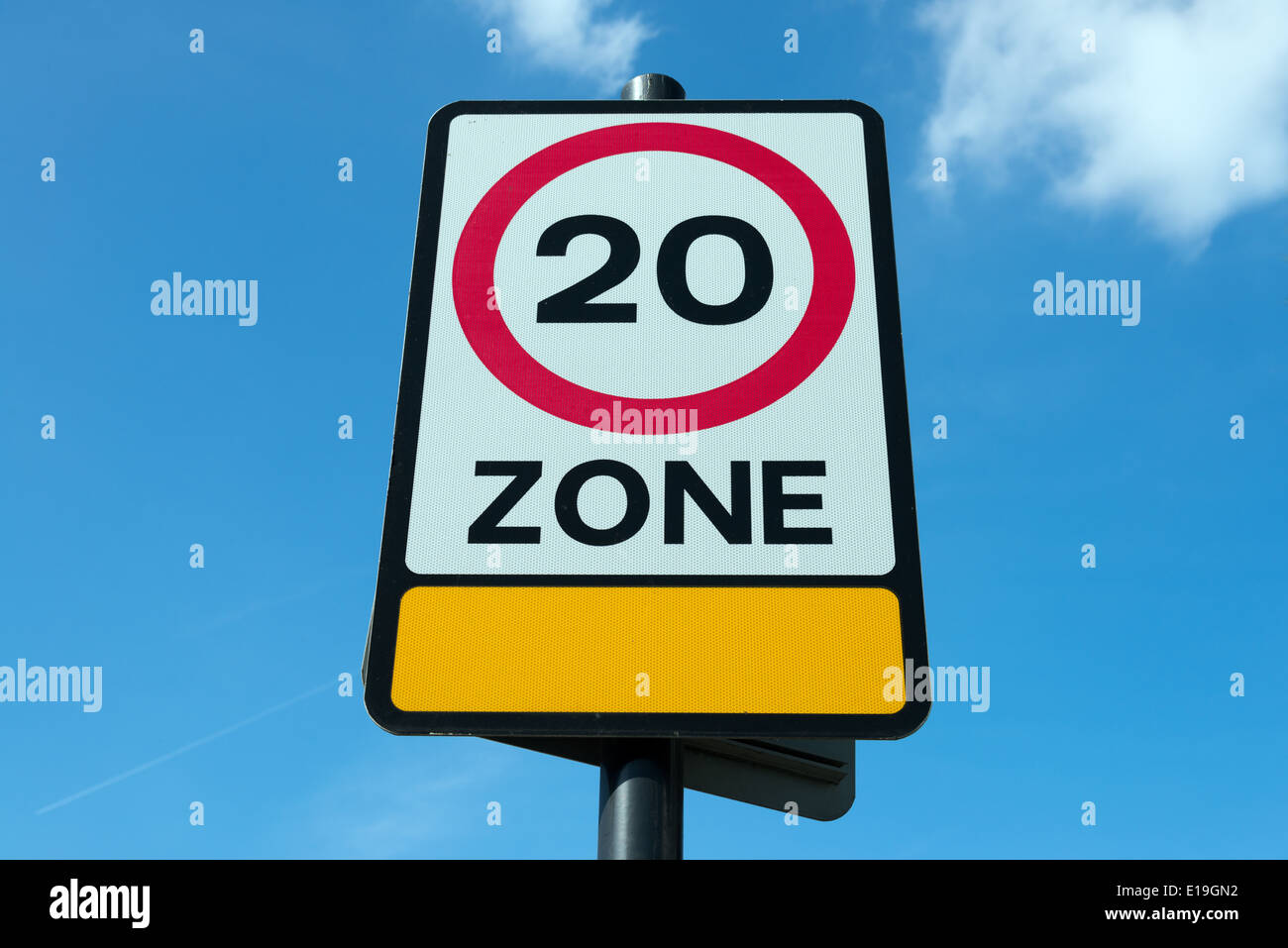 20 MPH speed limit zone sign, England, UK Stock Photo - Alamy