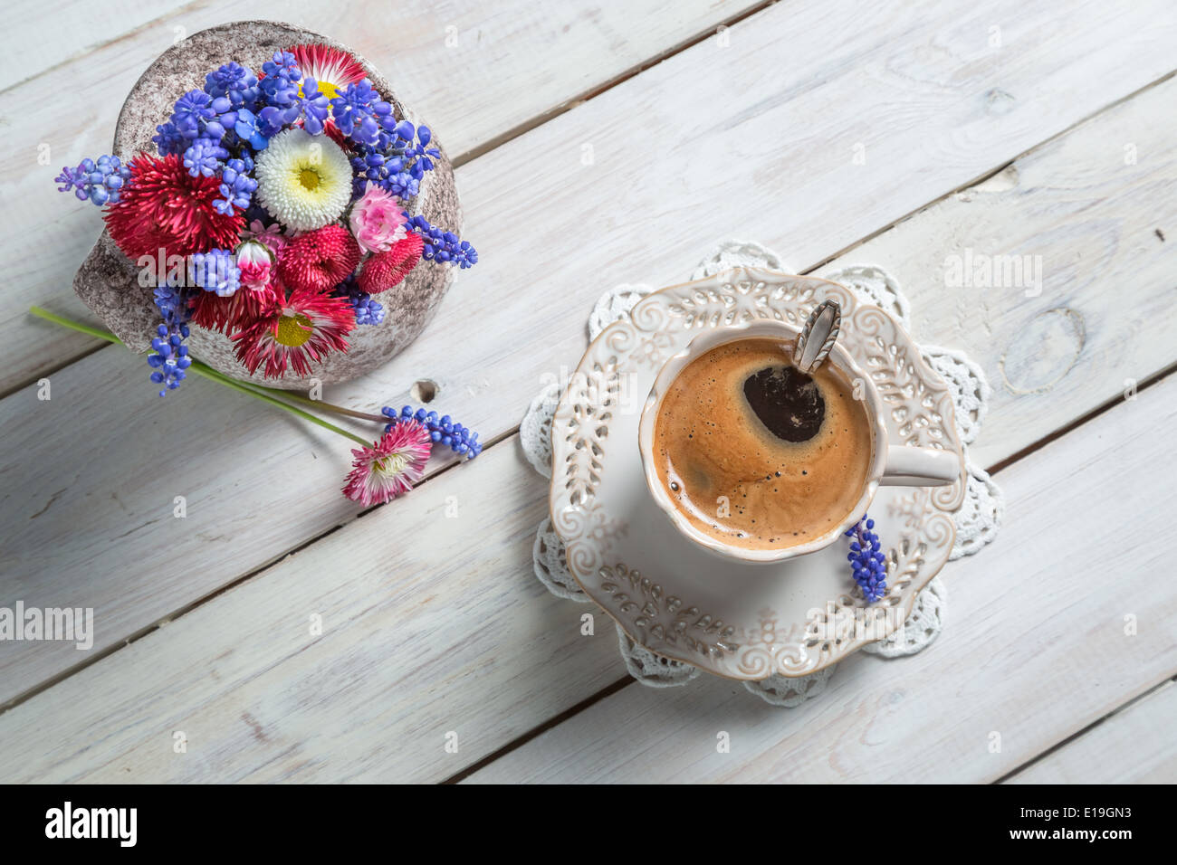 Daisy flowers and cup of coffee Stock Photo - Alamy