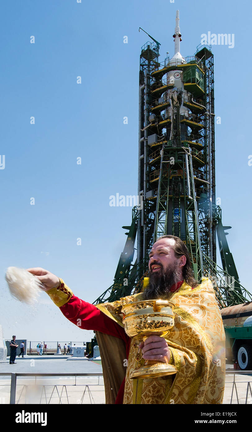 A Russian Orthodox priest blesses the Soyuz rocket and members of the ...