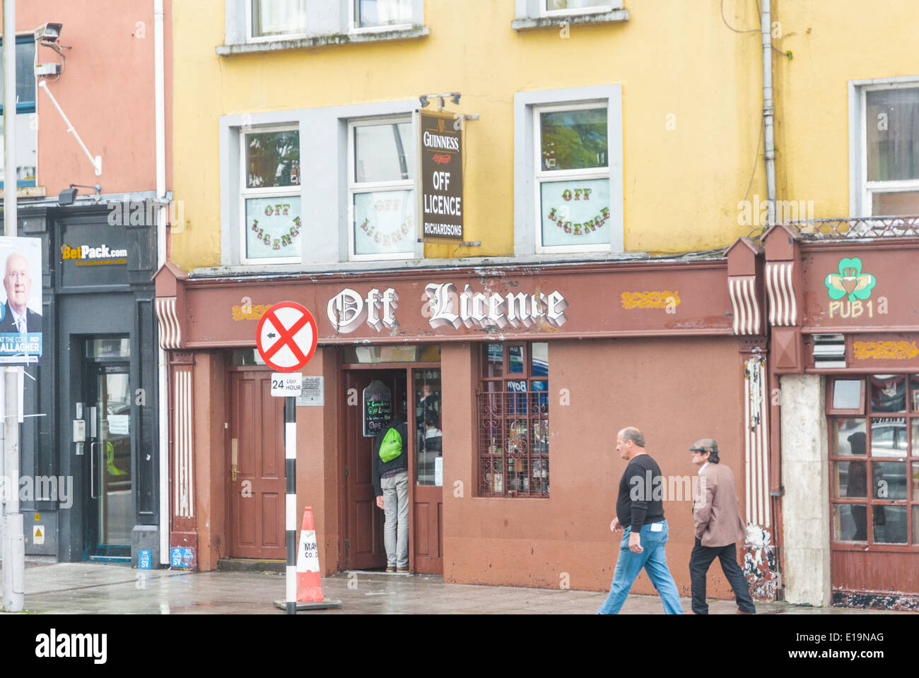 Off Licence in Galway City Stock Photo - Alamy