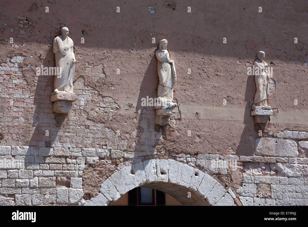 Three roman statues hi-res stock photography and images - Alamy