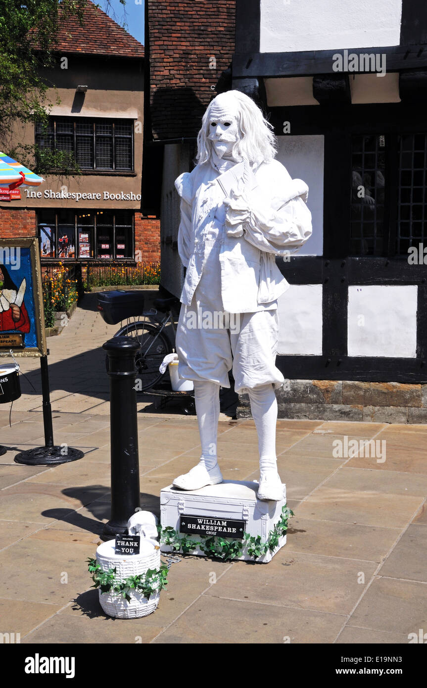 William Shakespeare’s Ghost mime artist in Henley Street, Stratford ...