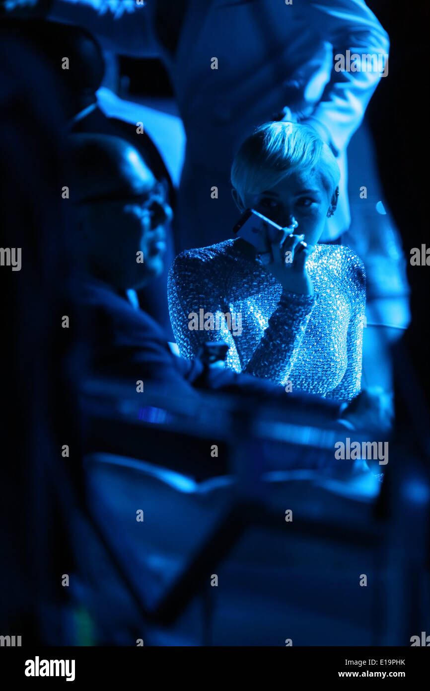 Monte Carlo, Monaco. 27th May, 2014. Miley Cyrus at her mobile phone ...