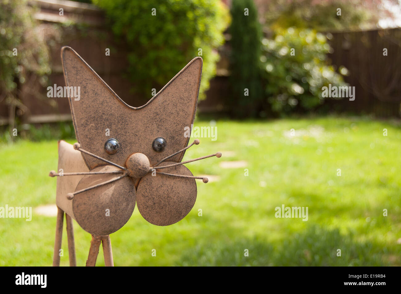 Iron cat sculpture standing in an English garden Stock Photo - Alamy