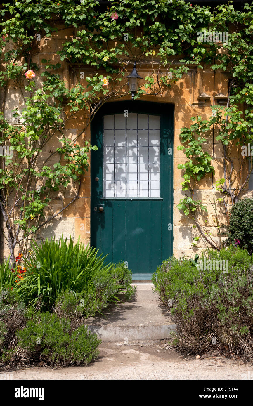 English cottage door hi-res stock photography and images - Alamy