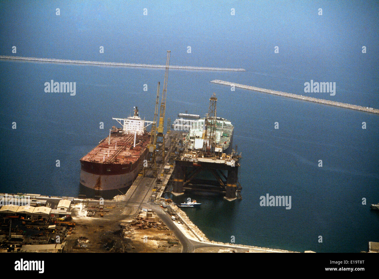 Aerial Dubai UAE Ships And Oil Platform Stock Photo - Alamy