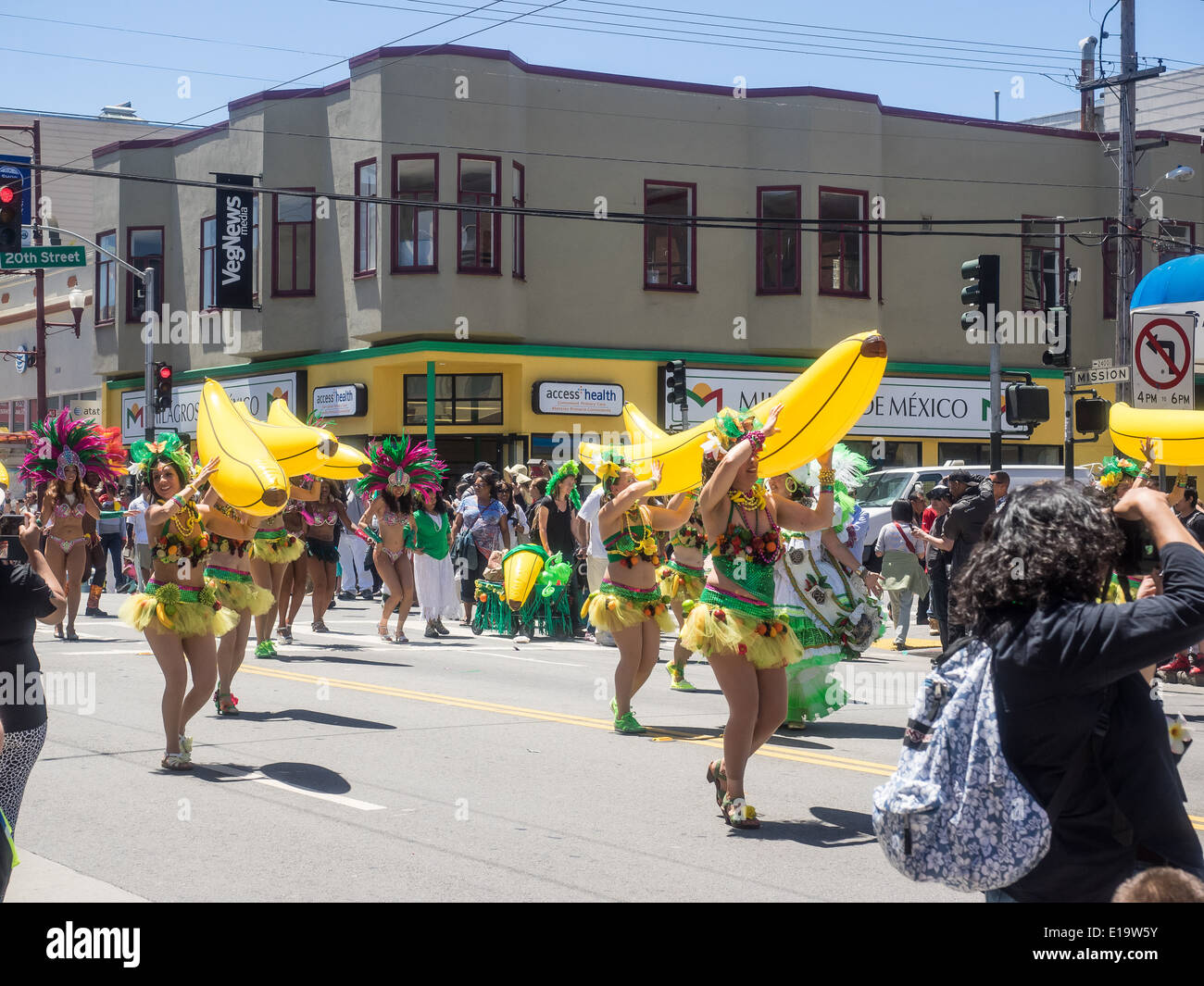 SAN FRANCISCO, CA/USA - MAY 25: San Francisco Carnaval Grand Parade on ...