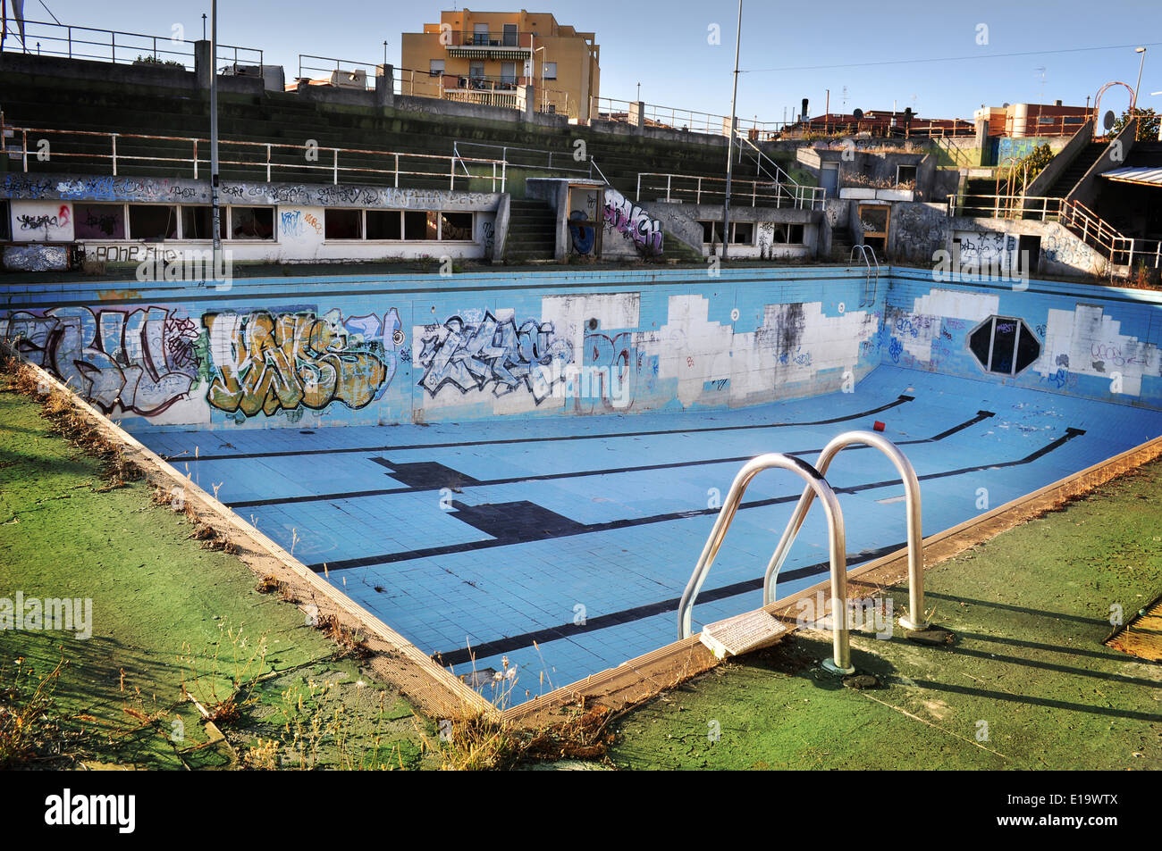 Abandoned swimming pool Stock Photo - Alamy