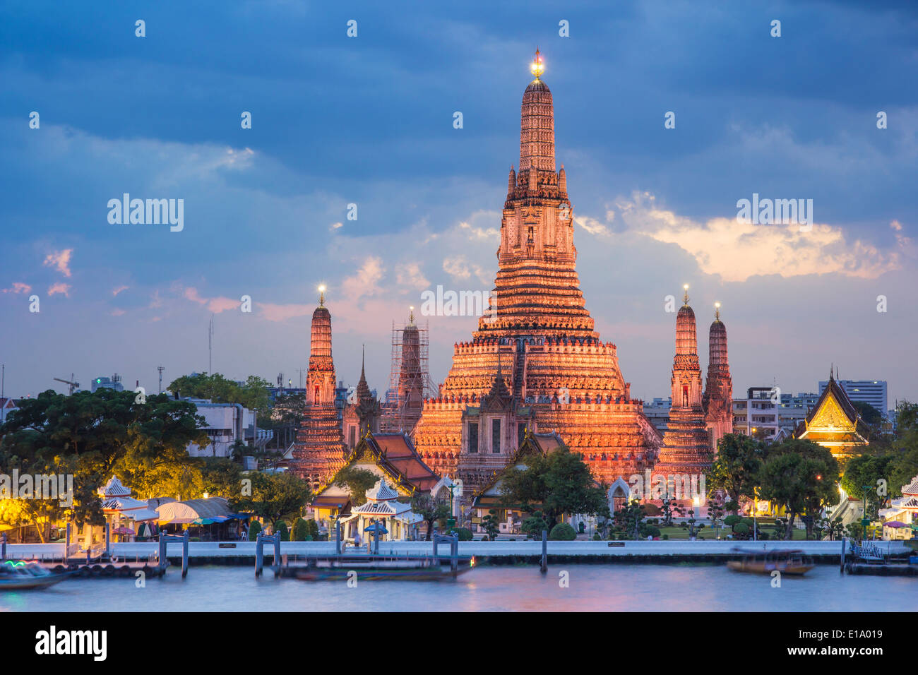 Wat arun temple sunset hi-res stock photography and images - Alamy