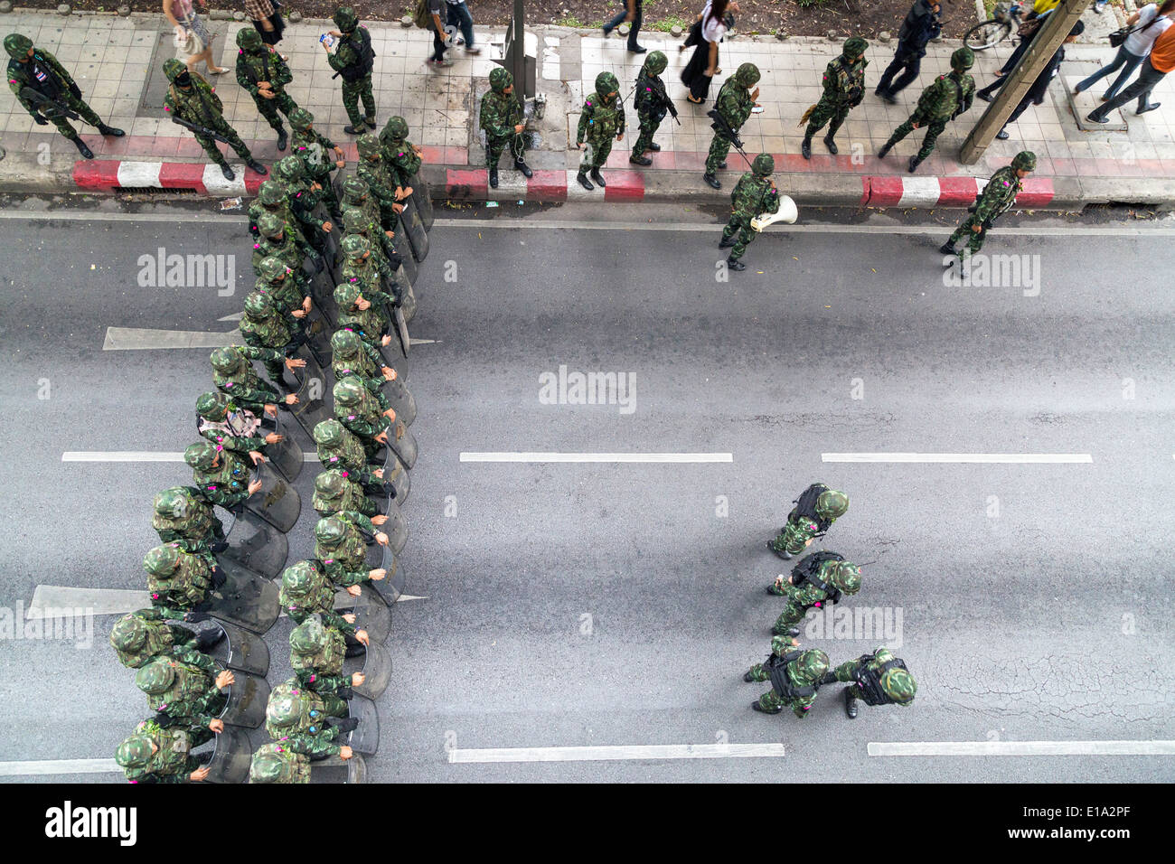Army roadblock at anti coup demonstration, Bangkok, Thailand Stock ...