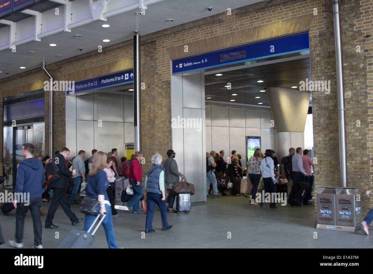 Commuters at Kings Cross Railway station in London Stock Photo - Alamy