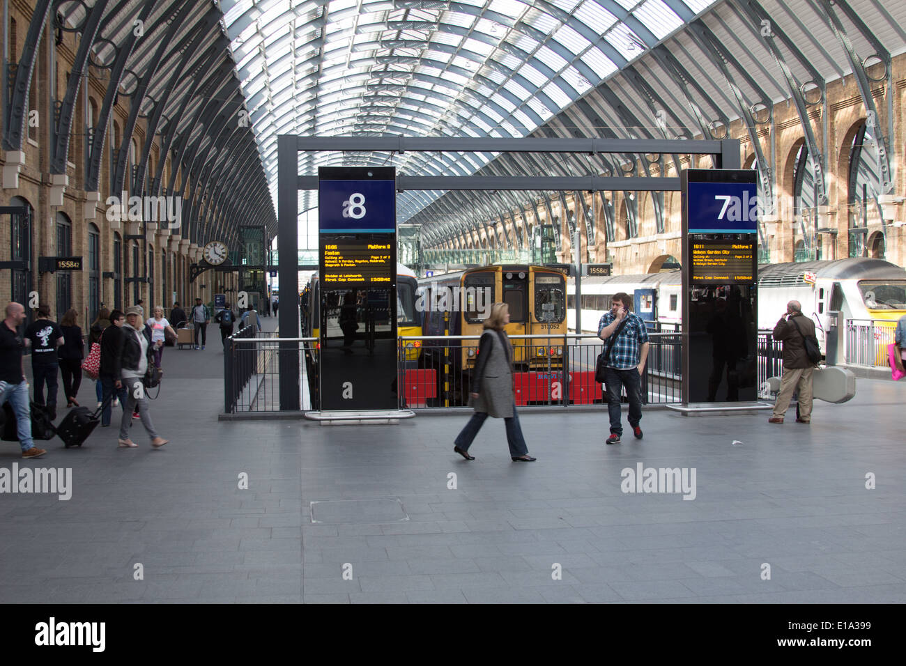 Commuters at Kings Cross Railway station in London Stock Photo - Alamy