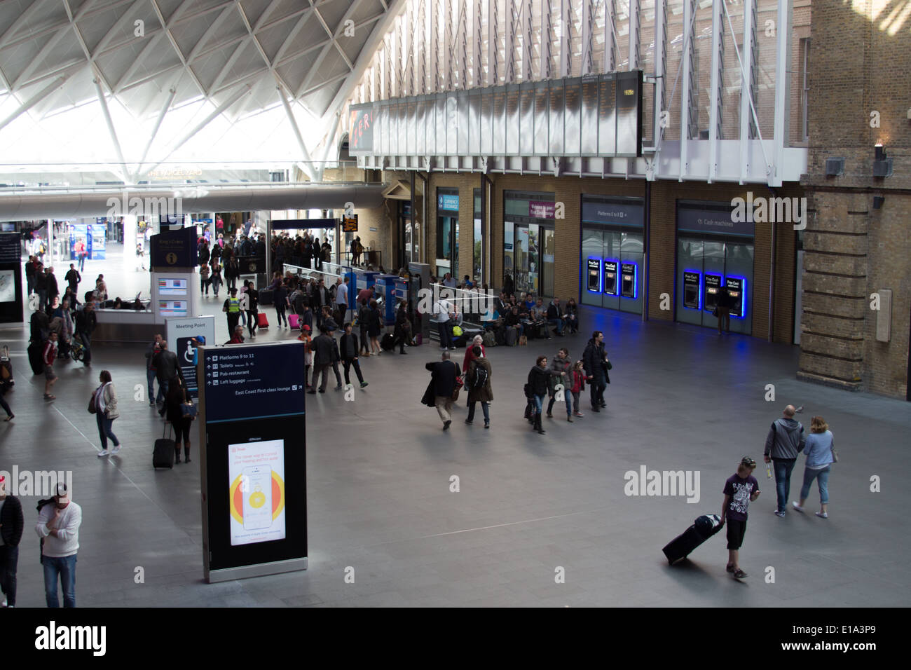 Commuters at Kings Cross Railway station in London Stock Photo - Alamy