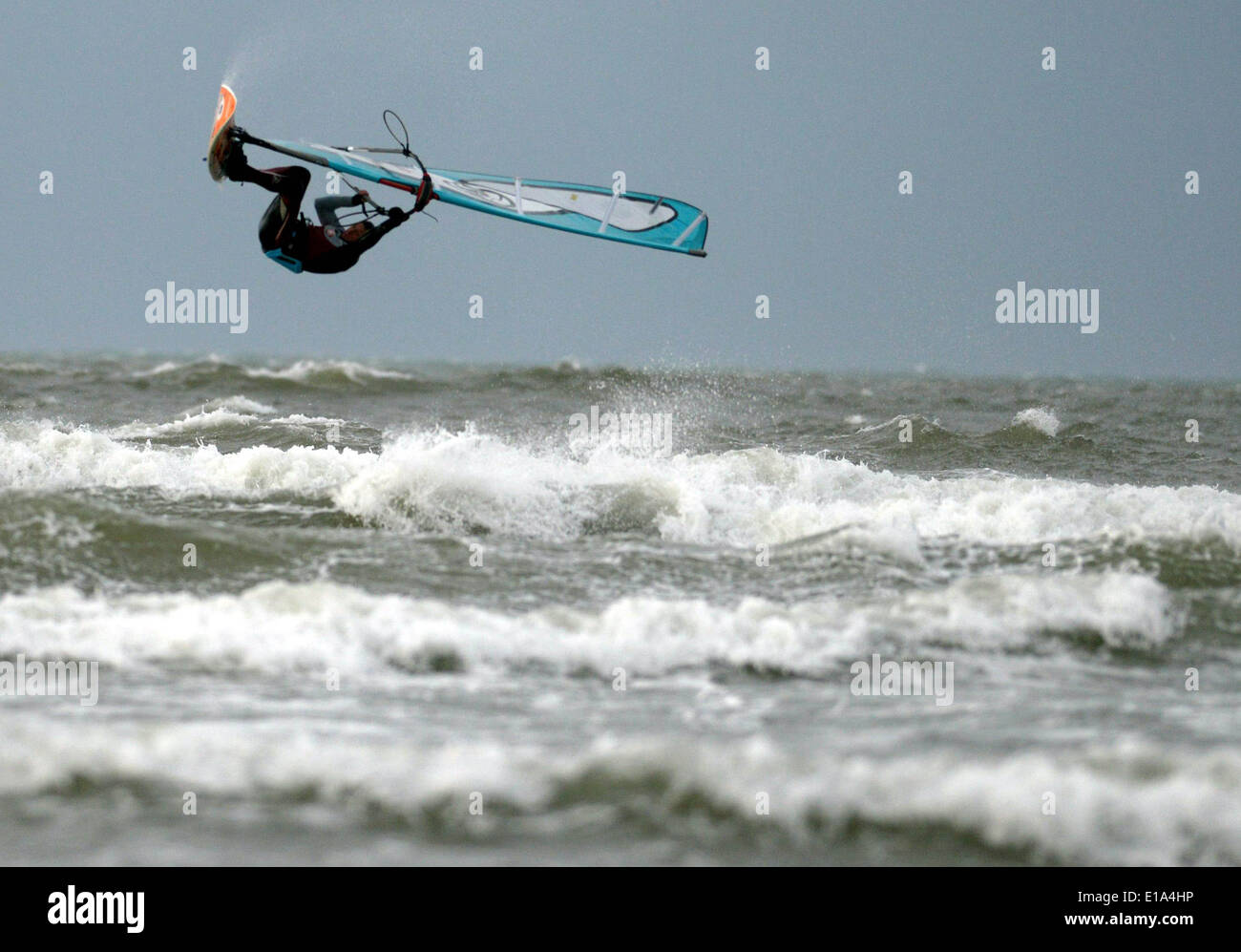 Wind surfers hi-res stock photography and images - Alamy