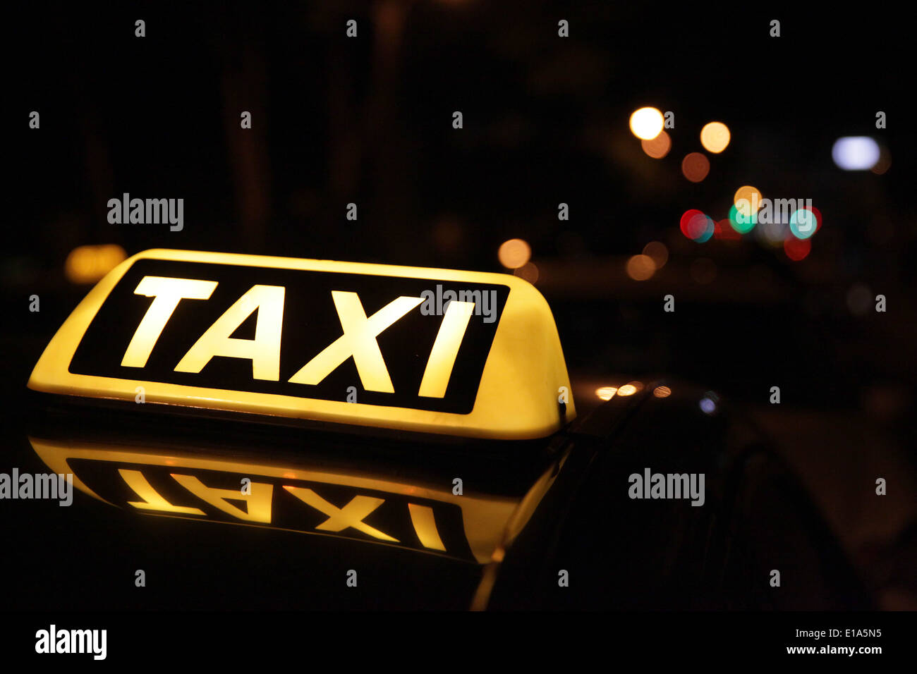 Taxi sign hi-res stock photography and images - Alamy