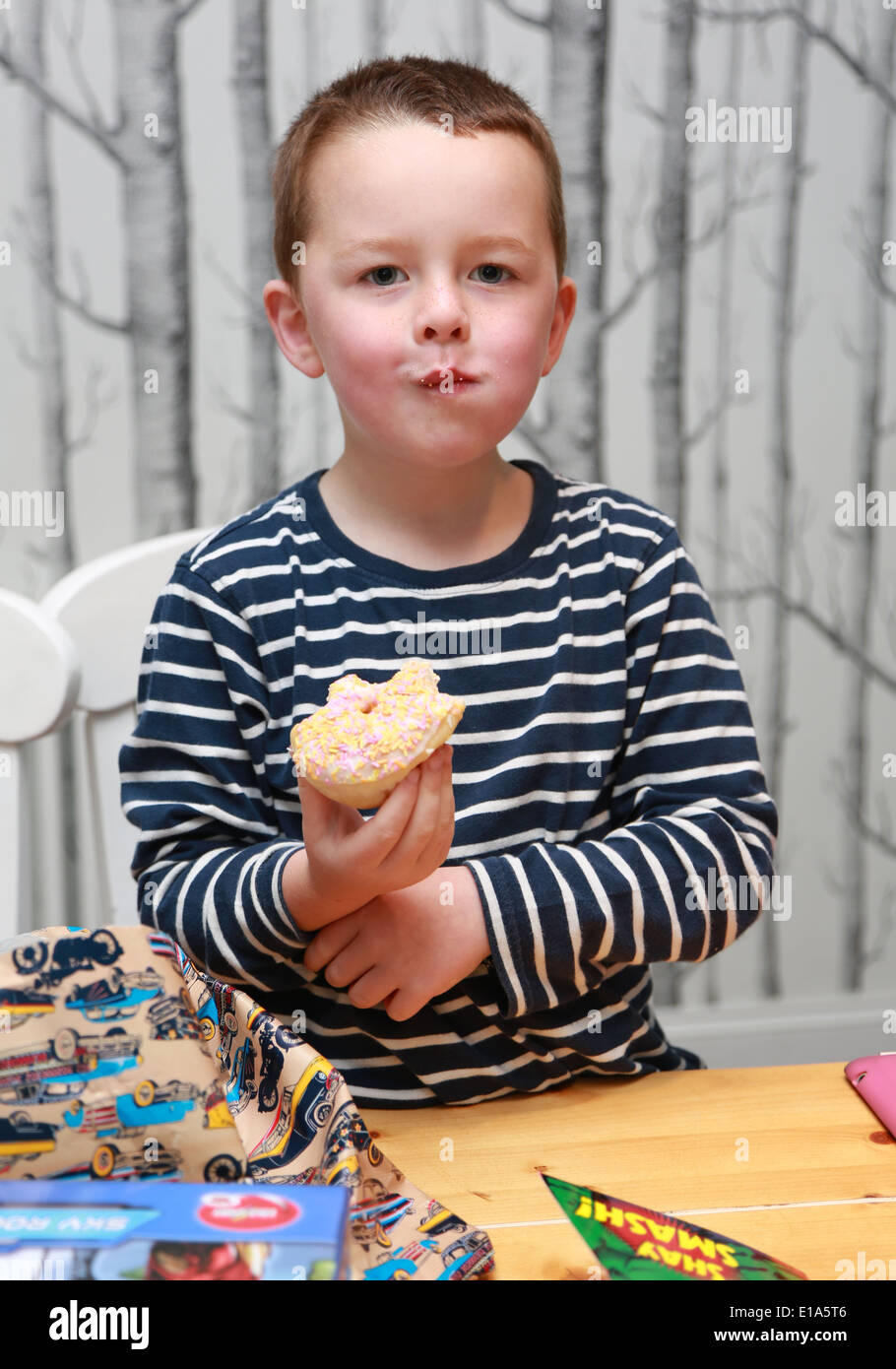 5 year old boy eating cake Stock Photo - Alamy