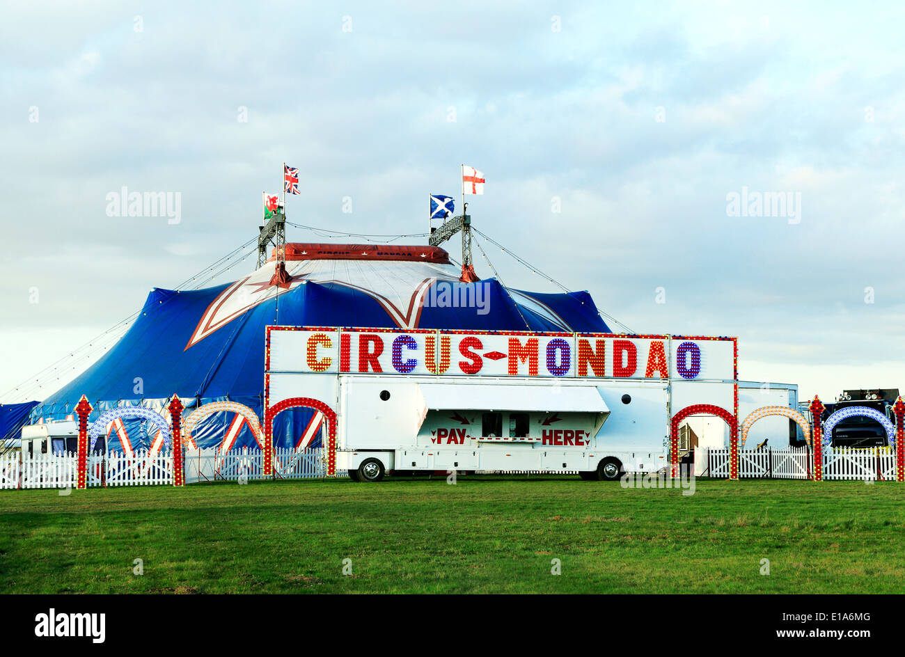 Circus Mondao, travelling UK circus show shows Big Top Kings Lynn ...