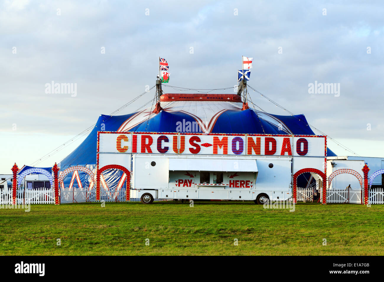 Circus Mondao, travelling UK circus show shows Big Top Kings Lynn ...