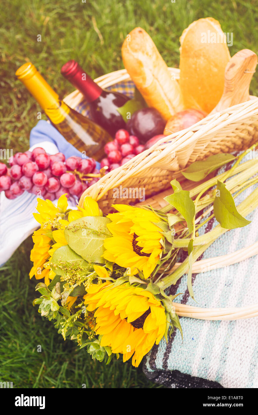 Summer picnic with a basket of food in the park Stock Photo - Alamy