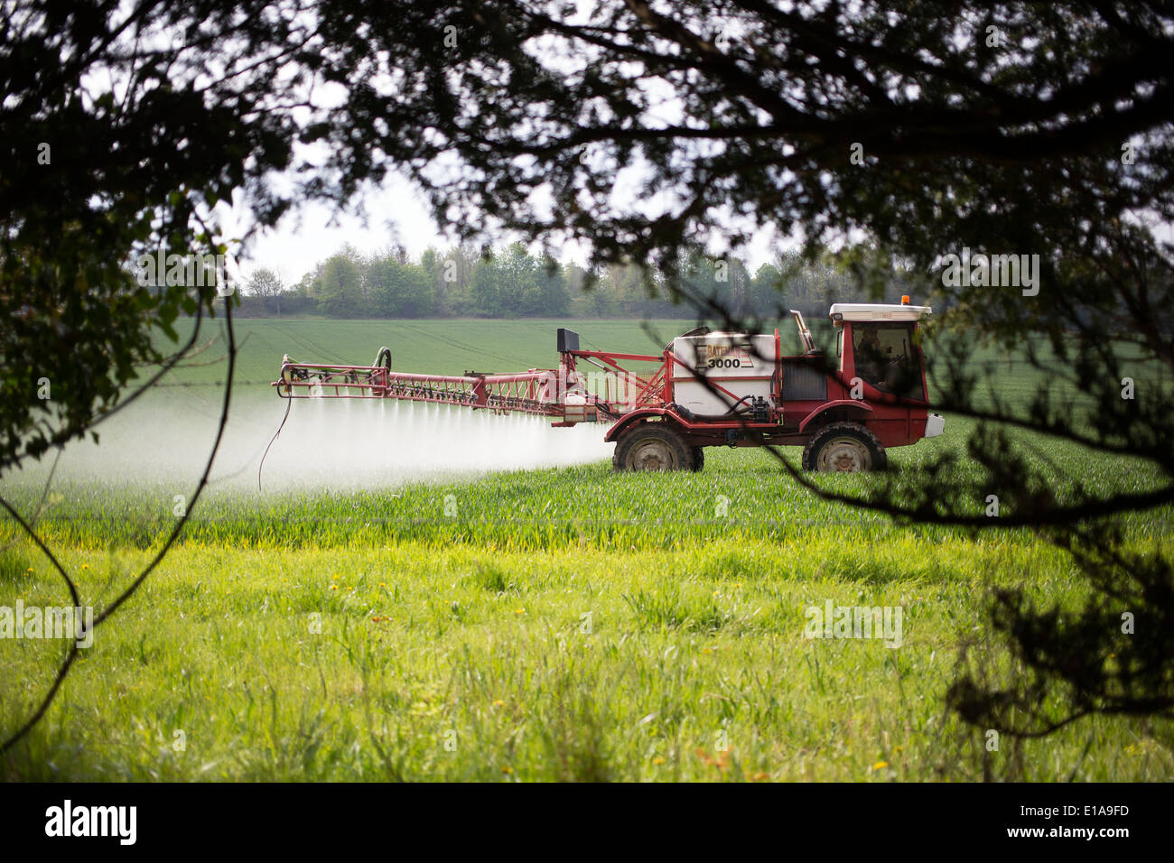 Spraying crops britain hi-res stock photography and images - Alamy