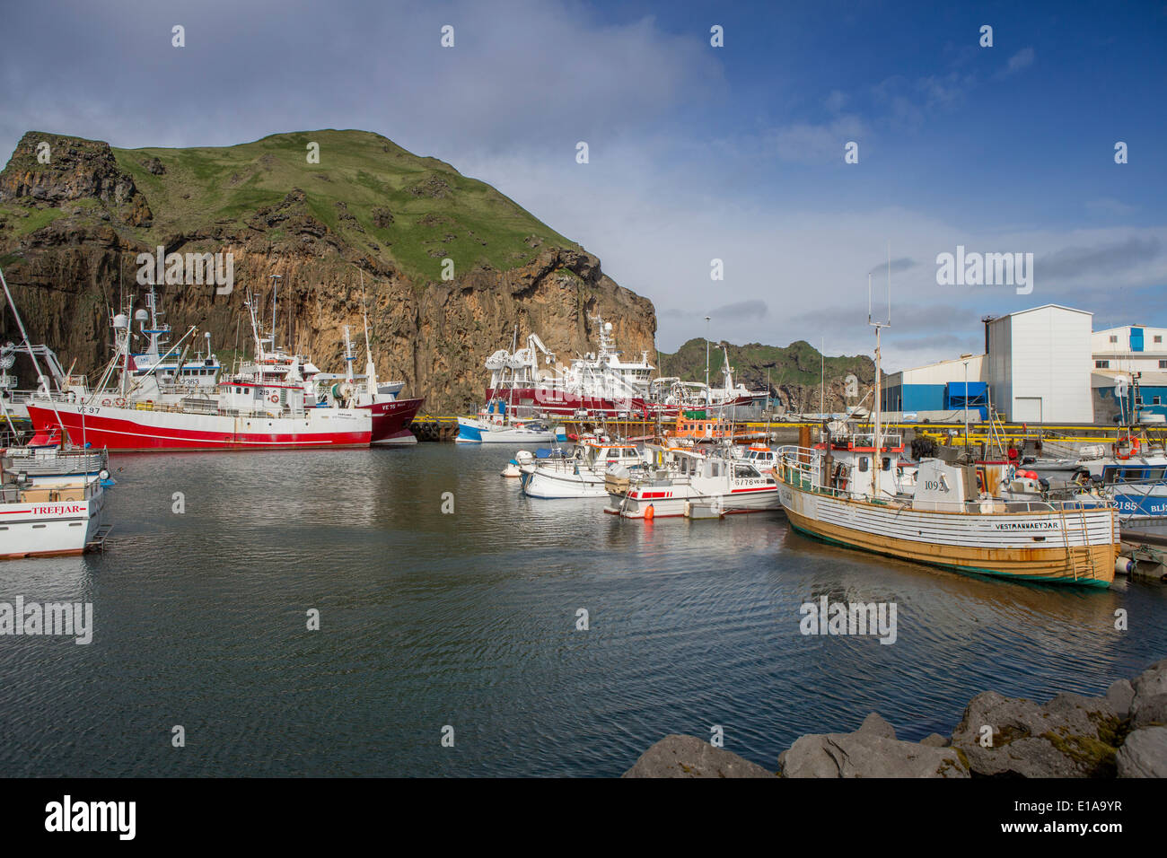Heimaklettur Vestmannaeyjar Heimaey Island Iceland High Resolution ...