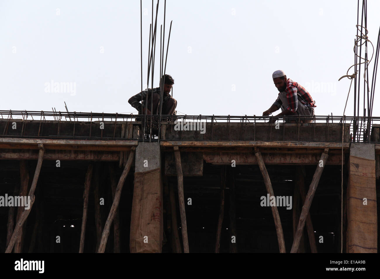 Workers tying girders hi-res stock photography and images - Alamy