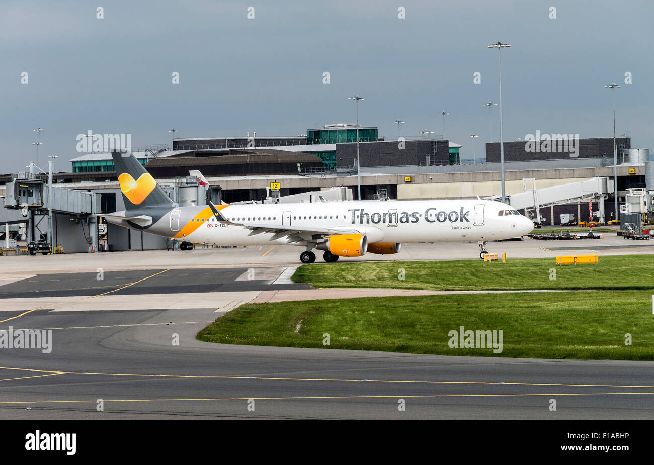 Thomas Cook Airlines Airbus A321-211 Winglets Airliner G-TCDF Taxxiing ...