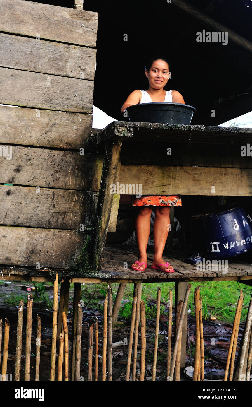 Washing dishes - Traditional kitchen in Industria - PANGUANA ...