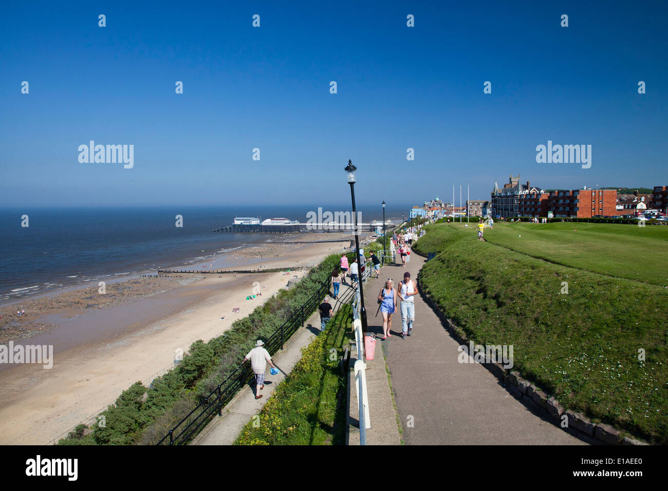 Cromer beach and clifftop promenade Stock Photo - Alamy