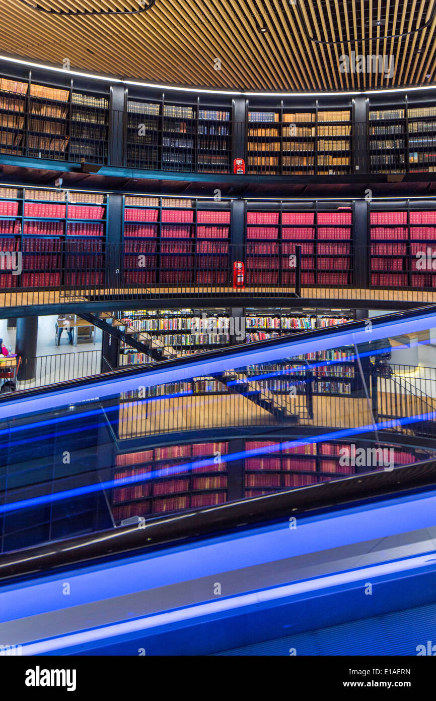 Birmingham city library interior hi-res stock photography and images ...
