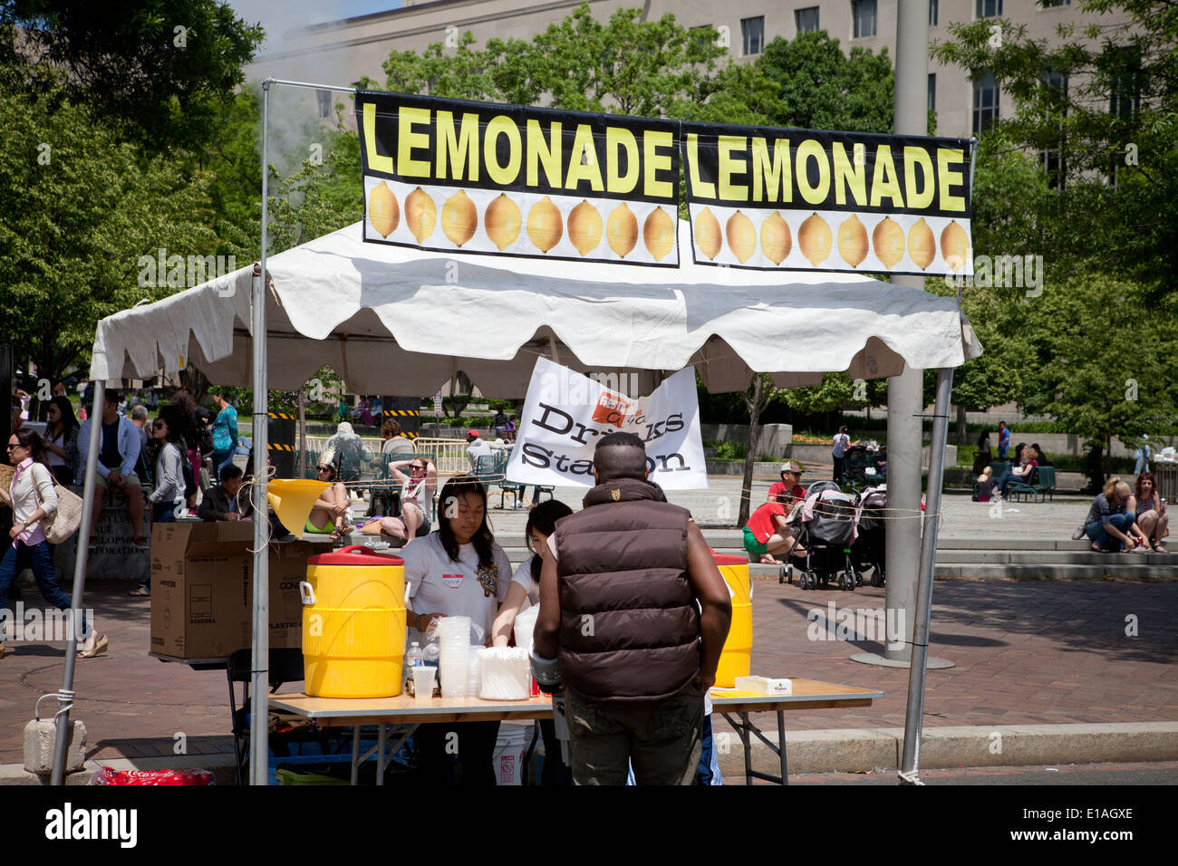 Lemonade stand hi-res stock photography and images - Alamy