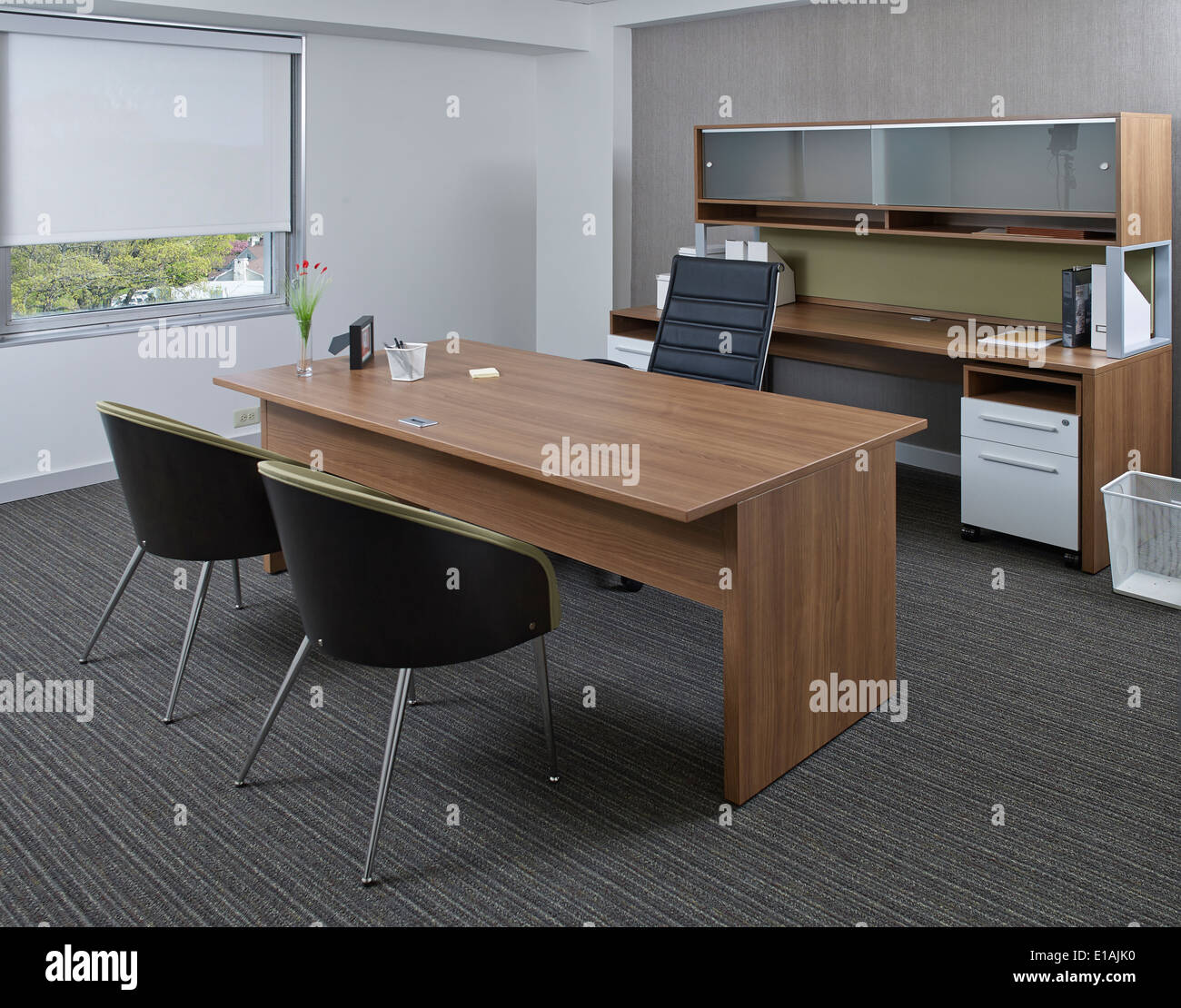 Empty office chair and desk hi-res stock photography and images - Alamy