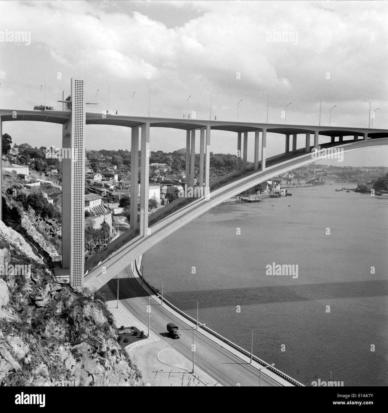 Porto bridge arrabida Black and White Stock Photos & Images - Alamy