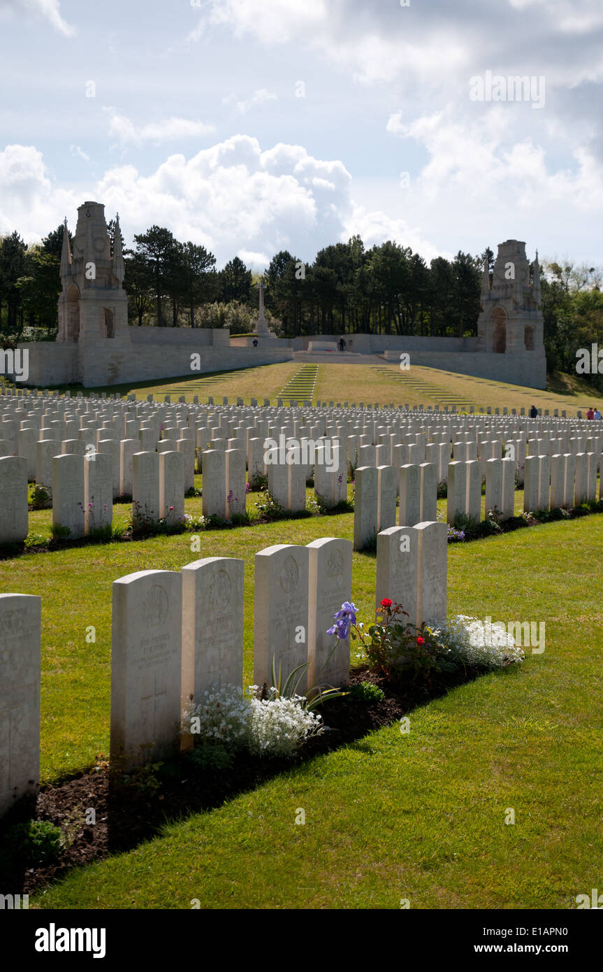 Etaples Military Cemetery, largest British war cemetery in France ...