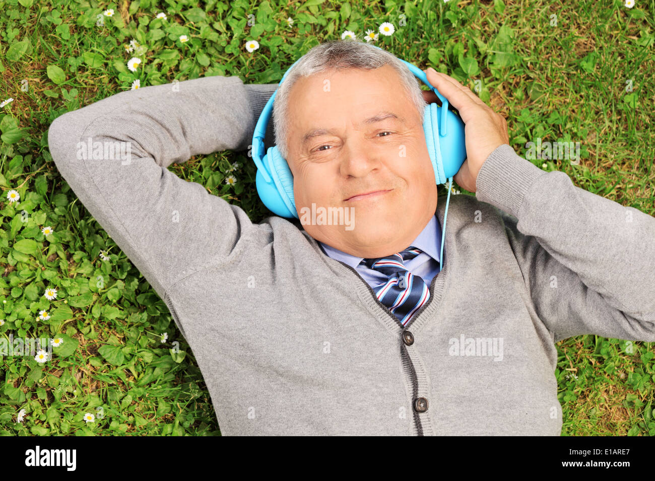 Old man headphones hi-res stock photography and images - Alamy