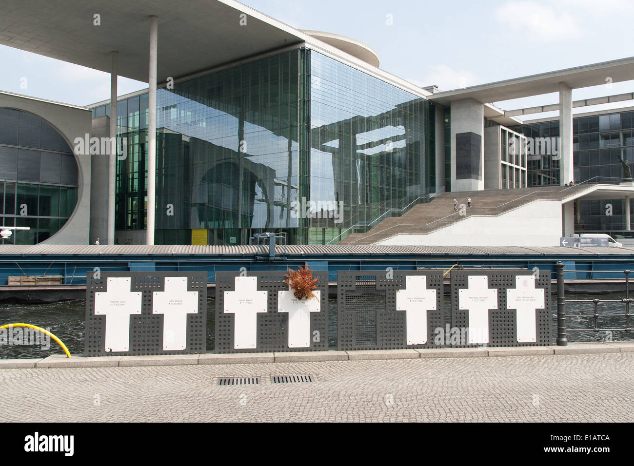 Berlin wall spree river hi-res stock photography and images - Alamy