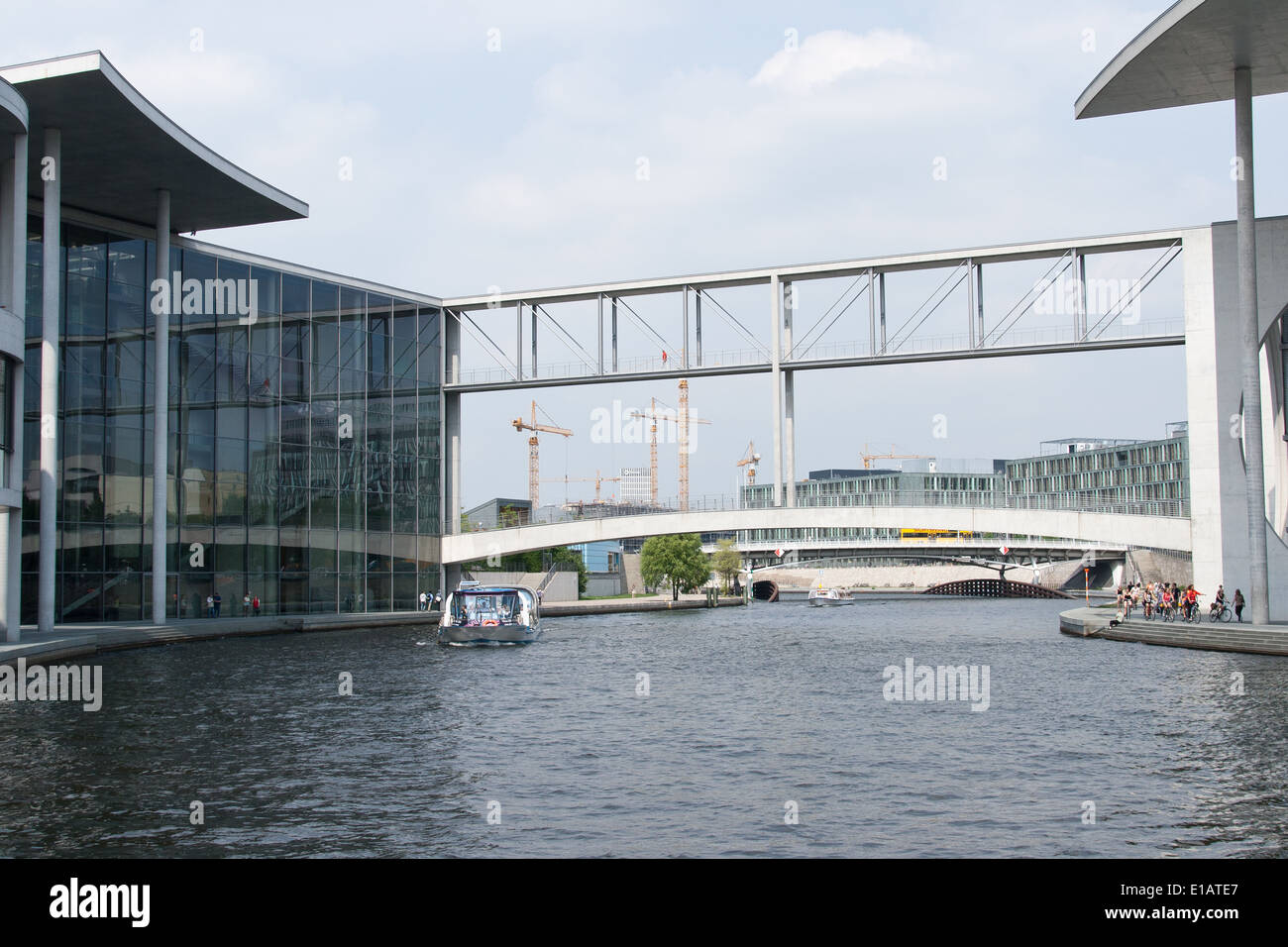 River between buildings hi-res stock photography and images - Alamy