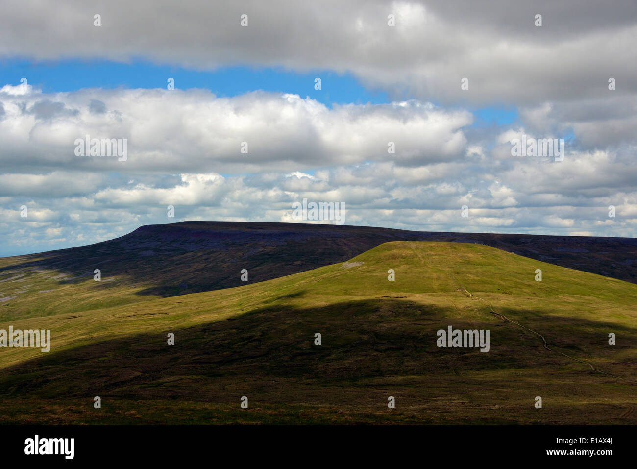 Cross Fell, Little Dun Fell and the Pennine Way from Great Dun Fell ...