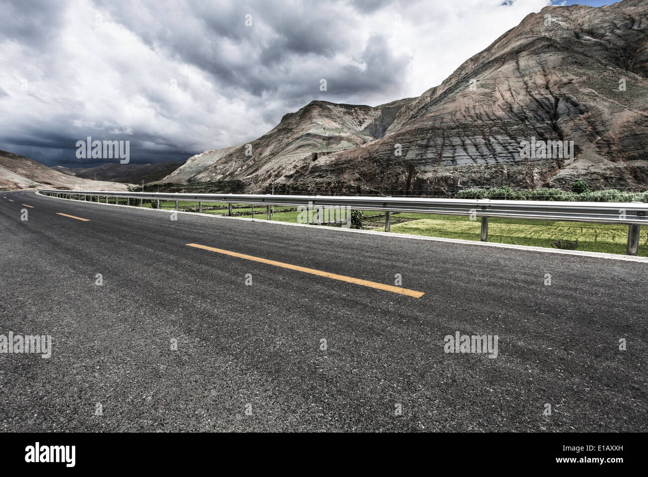China mountains road perspective hi-res stock photography and images ...