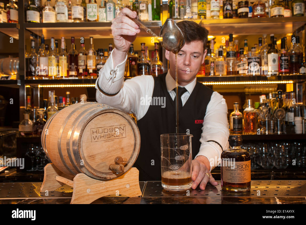 Bartender pouring a cocktail Stock Photo - Alamy